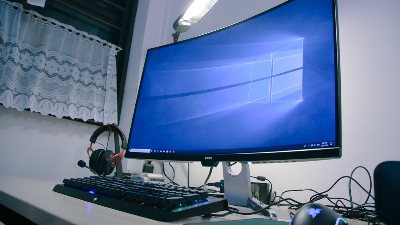 Gaming on a HUGE 31.5-inch curved HDR monitor with 144Hz from BenQ